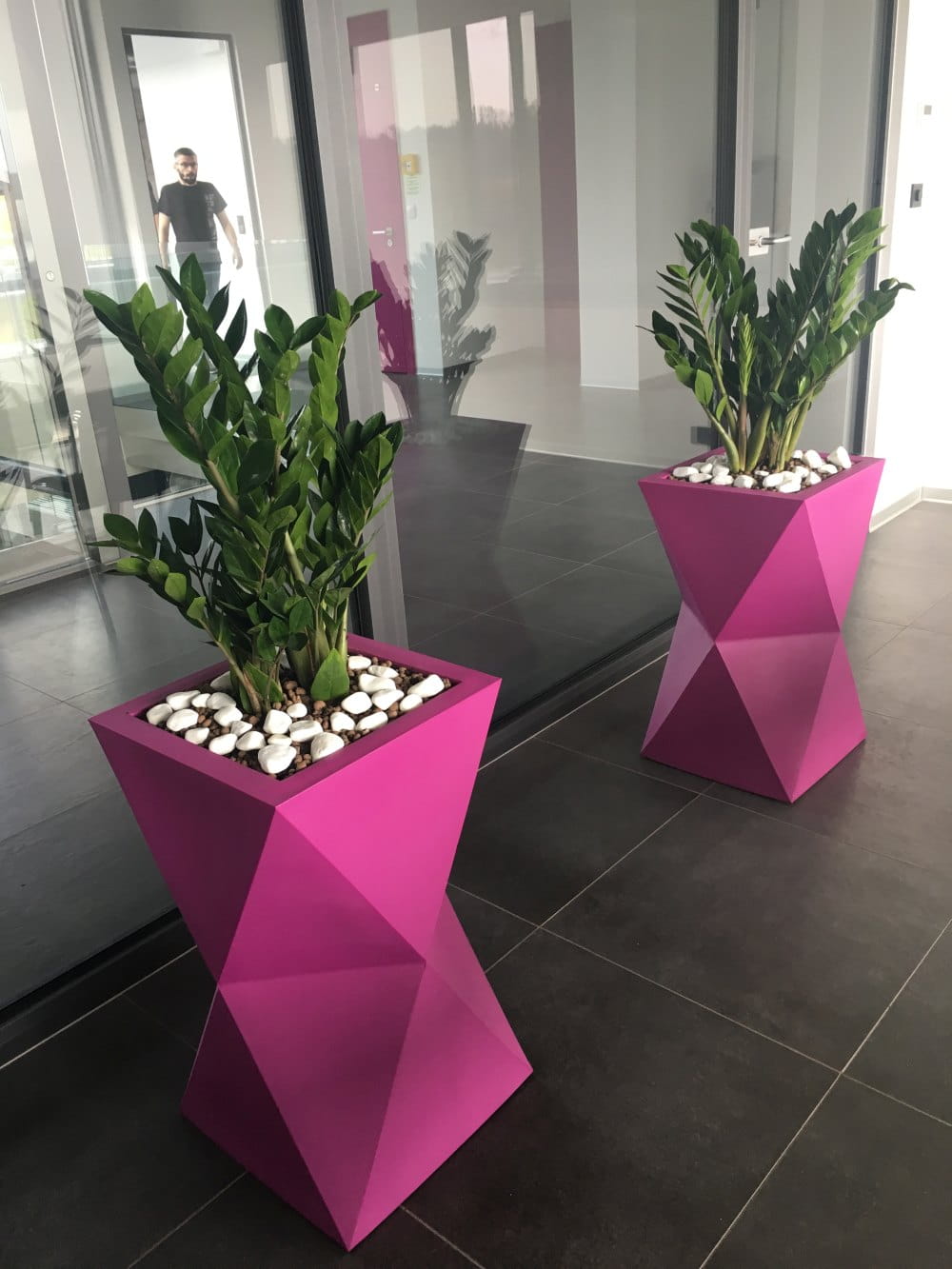 Nowoczesna donica Monumo Valencia szara z wewnętrzną półką H:70 - Monumo