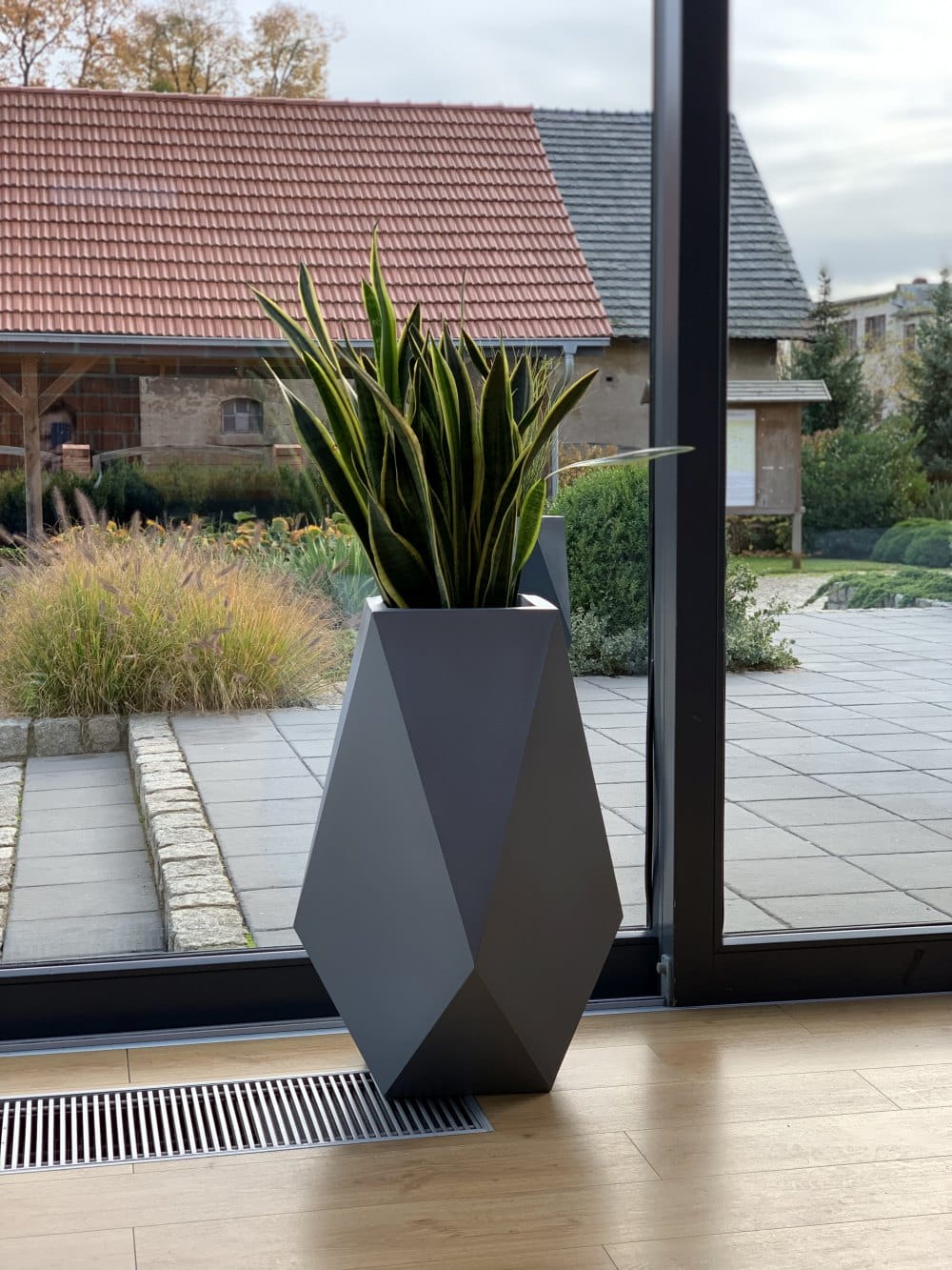 Wysoka nowoczesna donica Monumo Volcano szara pełna pojemność H:80 - Monumo